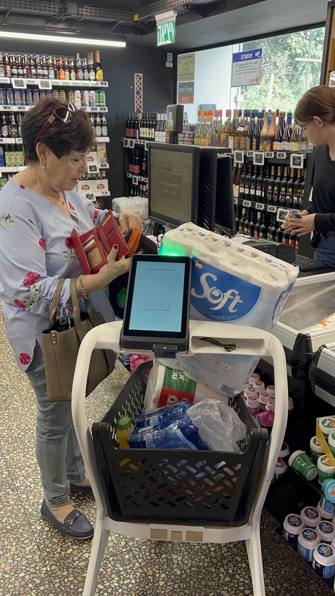 Smart grocery carts are gradually popular due to 3 reasons